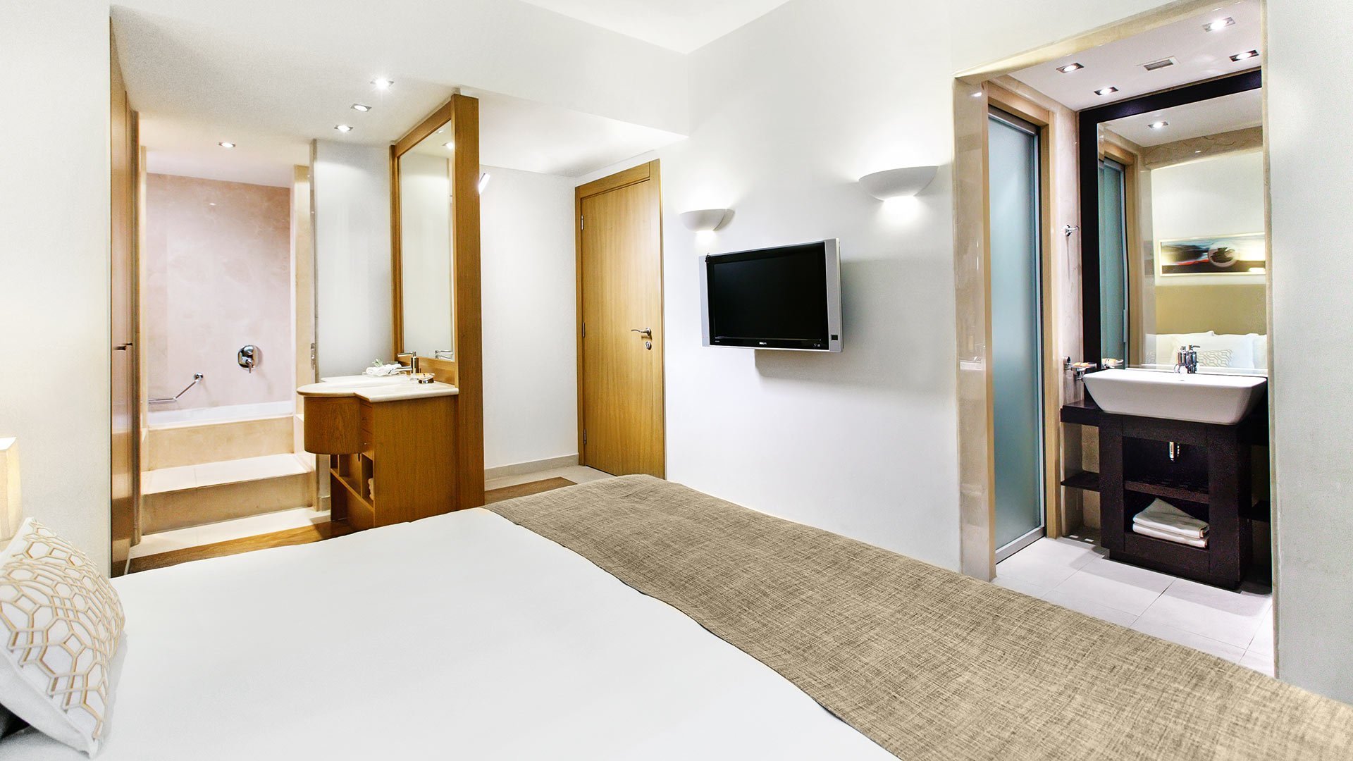 Deluxe Superior Room with City View | Daios Luxury Living